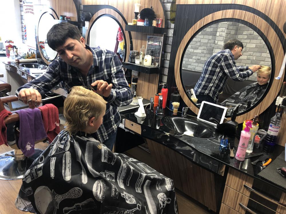 Barber's help for refugees and care home residents